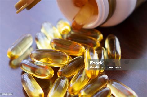 나무 질감 건강 한 다이어트 개념에 유리 병에 비타민 D와 오메가 3 생선 기름 캡슐 총을 닫습니다 0명에 대한 스톡 사진 및 기타 이미지 Istock
