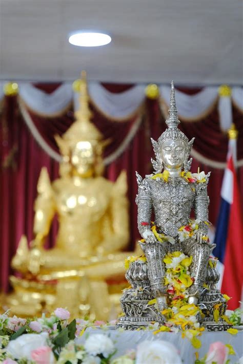 อมตพยากรณ์อุดรธานี บางคนก็ถามว่า รูปพระในปฏิทินก็ดี รูปในหนังสือพระ หนังสือธรรมะอะไรก็มากมาย