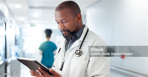 남자 의사 및 태블릿은 일정 건강 연구 및 건강 관리 체크리스트를 위해 병원에 있습니다 온라인 정보 의료 검사 결과 또는 심장학을 위한 기술을 갖춘 터치스크린 로비 또는