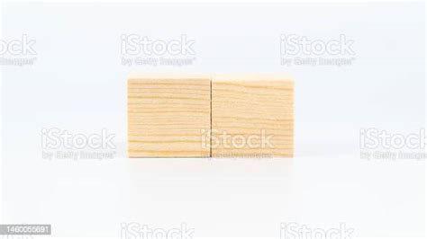 흰색 배경에 격리된 텍스트의 복사 공간을 위한 나무 큐브 개념 품종을위한 나무 상자의 빈 영역 상자 개념에 쓰기 0명에 대한