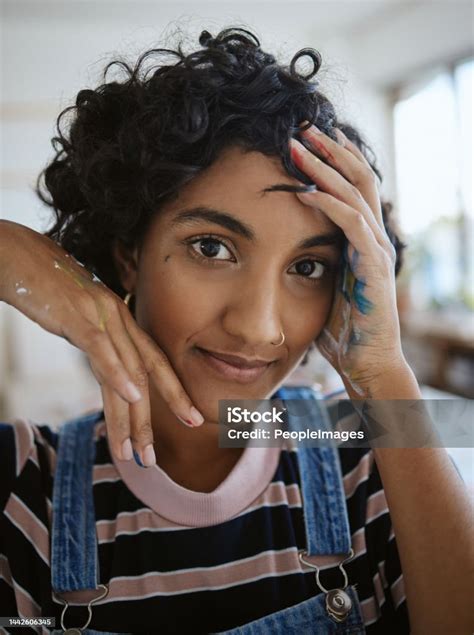 디자인과 창의성을 위해 크리에이티브 스튜디오 또는 아트 워크 스튜디오에서 여성 화가와 함께 페인트 아트 및 얼굴을 칠하십시오 그림 예술 그녀의 갤러리나 박물관에서 젊은 여성