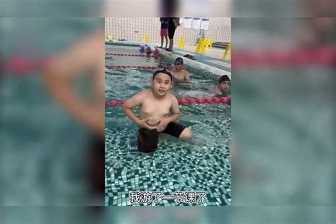 看看腹肌！男孩错把3层“游泳圈”当腹肌，老师回答使其信心大增腹肌使其男孩