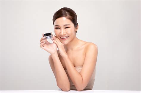 짧은 머리를 가진 아름다운 젊은 아시아 여자 건강 깨끗하고 신선한 피부와 함께 너무 행복하고 쾌활한 느낌 회색 배경에 고립 된