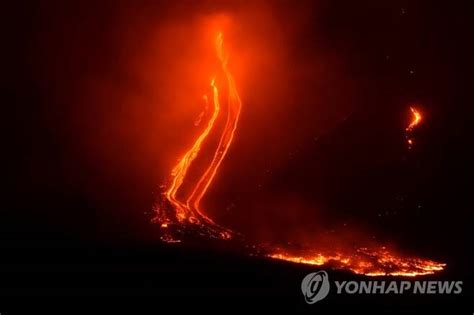 용암 분출하는 伊 에트나 화산