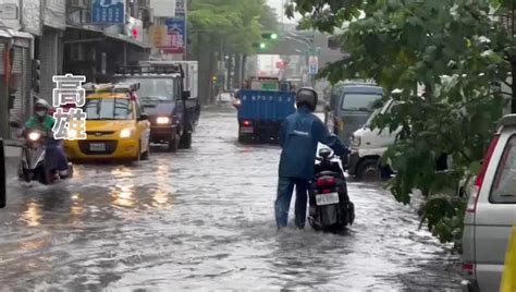 圖／高雄雷雨狂炸「淹水灌進住家」 車子泡水、冰箱家具漂路面