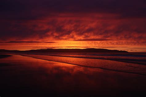 Paisaje Del Amanecer Atardecer Rojo Sangre Bandera Roja Fondo De