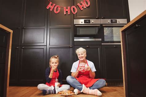 Retrato Da Avó E Da Neta Na Cozinha Foto Grátis