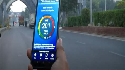 दिल्ली में कम हुआ प्रदूषण नोएडा में नहीं मिल रही राहत जानिए आपके यहां