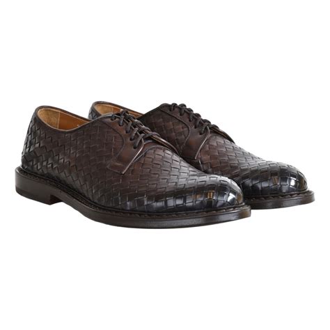 Acquista online le scarpe della collezione Doucal's.