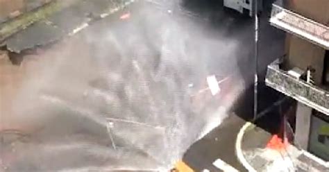 Quadraro Dal Tubo Rotto Un Geyser D Acqua Alto 5 Metri La Voragine