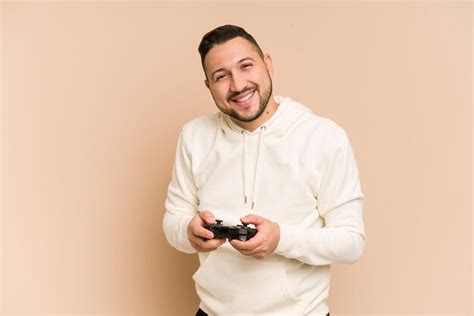 Homem Latino Adulto Brincando Com Um Controlador De Jogo Isolado Foto
