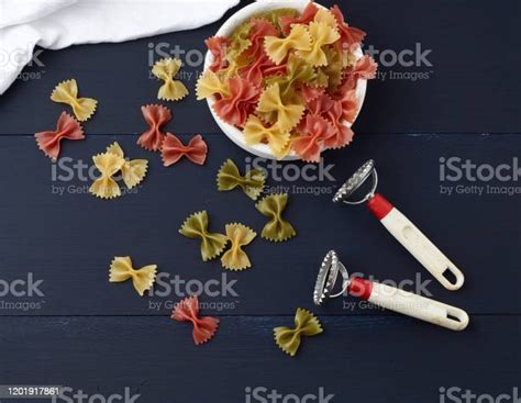 나무 둥근 접시와 흰색 섬유 냅킨에 활의 형태로 원시 파스타 0명에 대한 스톡 사진 및 기타 이미지 0명 감청색 건조한 Istock