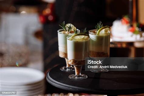 고급 웨딩 케이터링 현대적인 디저트 컵 케이크 과자와 과자 테이블 비싼 결혼식 피로연에서 맛있는 사탕 바 파티 휴일 축하 선택적 초점 0명에 대한 스톡 사진 및 기타 이미지