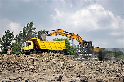 Jcb社の掘削機が高速道路を広げるためのダンプカーを掘って充填する 2人のストックフォトや画像を多数ご用意 2人 インド カラー