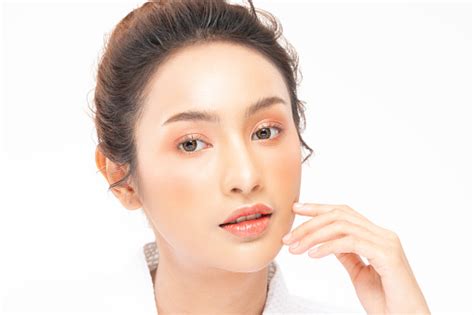 깨끗하고 신선한 피부 행복과 흰색 배경에 고립 된 뷰티 화장품 및 스파 트리트먼트 컨셉으로 밝은 부드러운 뺨 미소를 만지는