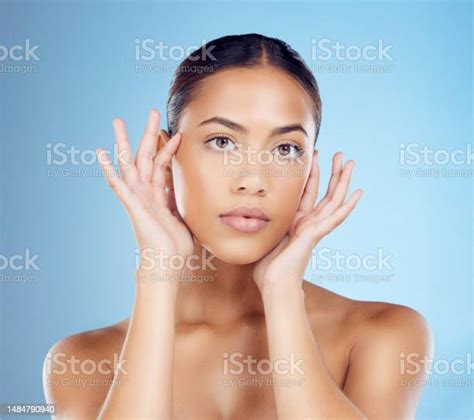 초상화 여성 그리고 메이크업 웰빙 화장품을 위한 파란색 배경의 스킨케어는 살롱 스파에서 나온다 얼굴 얼굴의 아름다움 및 미적 빛