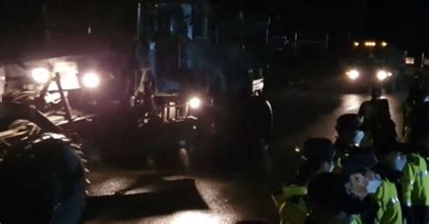 성주 사드 기지에 새벽 군 장비 반입주민·사드 반대단체 반발