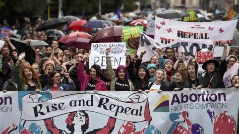 Protesto em defesa do acesso ao aborto reúne milhares de pessoas na Irlanda