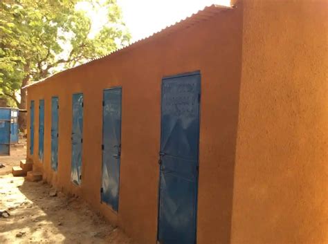 Des élèves obligés de soulager à l air libre faute de toilettes