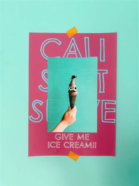 흑백 물방울 무늬 드레스를 입은 여자 빨간색과 흰색 사랑 인쇄 카드를 들고 사진 Unsplash의 무료 광고 이미지