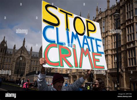 Les militants du changement climatique protestent devant le Parlement à