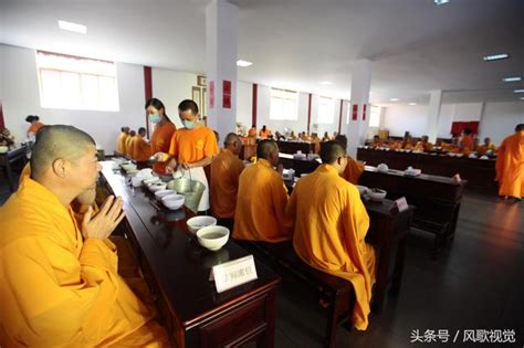 實拍三亞南山寺僧眾午齋過堂，出家人的伙食是怎樣的，到底吃些啥 每日頭條