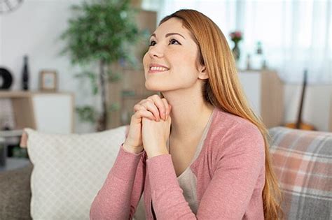 빗속에서 기도하는 여자 슬픈 비 사진 비 슬퍼 배경 일러스트 및 사진 무료 다운로드 Pngtree