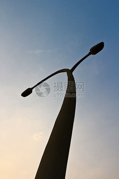 在蓝天与世隔绝的街道灯光城市公用事业邮政玻璃路灯灯柱天空活力力量电气高清图片下载 正版图片321179667 摄图网