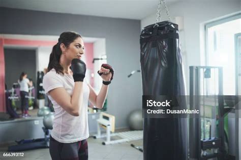 권투 글러브와 아름 다운 여자입니다 매력적인 여성 권투 선수 훈련입니다 강사에 대한 스톡 사진 및 기타 이미지 강사 건강한 생활방식 경쟁 Istock