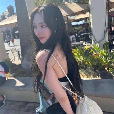 aespa柳智敏晒美照穿吊带背心性感迷人 好身材 网友 美貌