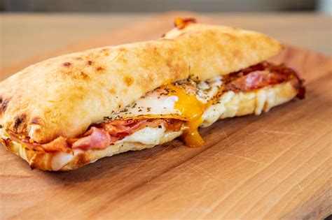 햄 치즈 계란 튀김을 곁들인 시아바타에 육즙이 많은 샌드위치 샌드위치 음식에 대한 스톡 사진 및 기타 이미지 샌드위치 음식 굽기 달걀 Istock