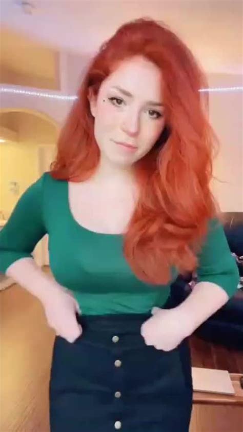 2b2h Cute Green Shirt On A Beautiful Woman Rpolitecurves