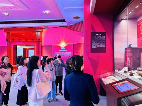外国语学院师生党员代表赴民族文化宫参观 “铸牢中华民族共同体意识文物古籍展” 中央民族大学外国语学院