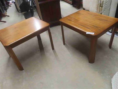 2 Oak End Tables 20 X 22 X 28 Mcsherry Auction Service Ltd