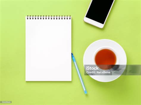 現代明亮的綠色辦公桌面與空白記事本 杯茶 智慧手機的頂級視圖類比 空的空間 照片檔及更多 乾淨 照片 乾淨 便攜式資訊設備 俄羅斯