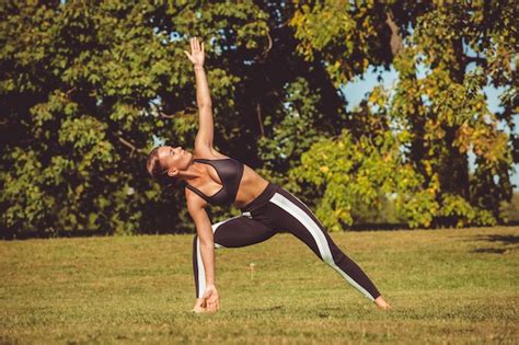 Chica Haciendo Ejercicio En El Parque Foto Gratis