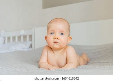 Photo de stock Bébé fille endormi nu sur fond Shutterstock