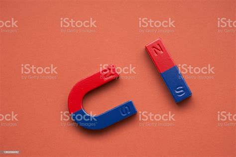 파란색과 빨간색 광택 말굽 또는 U 모양과 나는 빨간색 배경에 자석을 형성 자석에 대한 스톡 사진 및 기타 이미지 자석 알파벳 U 0명 Istock