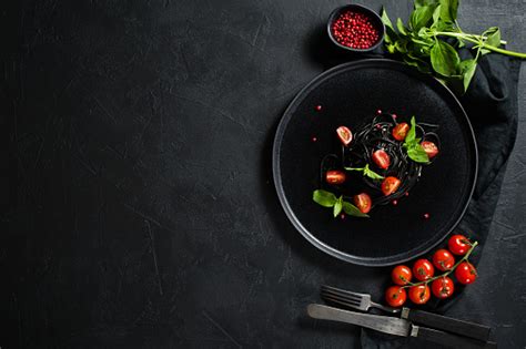 바 질과 체리 토마토 채식 파스타와 검은 스파게티 검정색 배경 평면도 텍스트 공간 0명에 대한 스톡 사진 및 기타 이미지 0