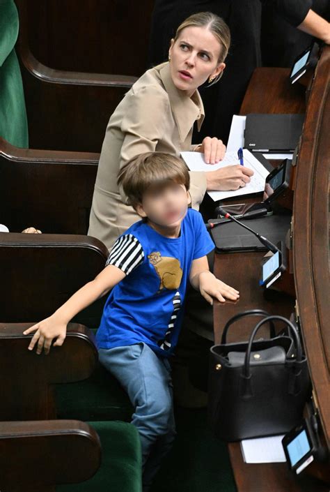 Posłanka KO Aleksandra Gajewska z synkiem na posiedzeniu w Sejmie