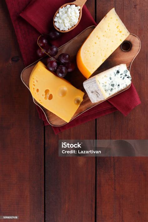 하드 치즈 블루 치즈와 코 티 지 치즈는 나무 보드에 빨간 냅킨에 치즈의 종류입니다 낙농 제품과 나무 배경에 레몬입니다 상위 뷰 0명에 대한 스톡 사진 및 기타 이미지