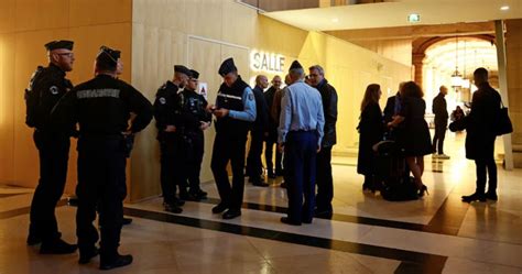 Во Франции судят восемь человек по резонансному делу об обезглавливании учителя