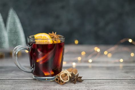 조명 배경이 있는 어둡고 갈색의 유리잔에 오렌지가 있는 Mulled 와인 크리스마스 음료 0명에 대한 스톡 사진 및 기타 이미지