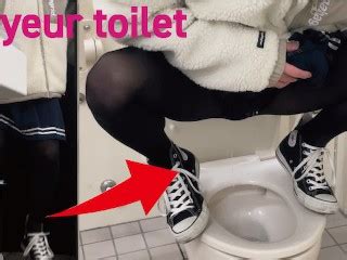 一名女子在一所高中附近的公共厕所里大胆撒尿 日语 Pornhub