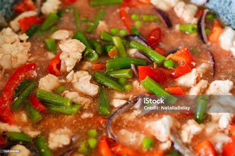 난로에 프라이팬에 태국 파낭 치킨 카레 요리 비등 팬엥 카레는 닭고기 레드 카레 소스 채소를 곁들인 태국 요리입니다 태국 요리