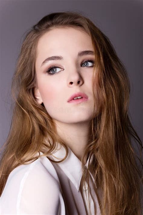 Het Schieten Van Het Model Testen Van Een Jong Mooi Meisje Het