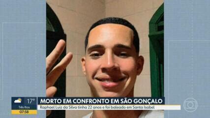 Meu filho estava vindo do trabalho e eles atiraram nele pelas costas diz mãe de jovem de