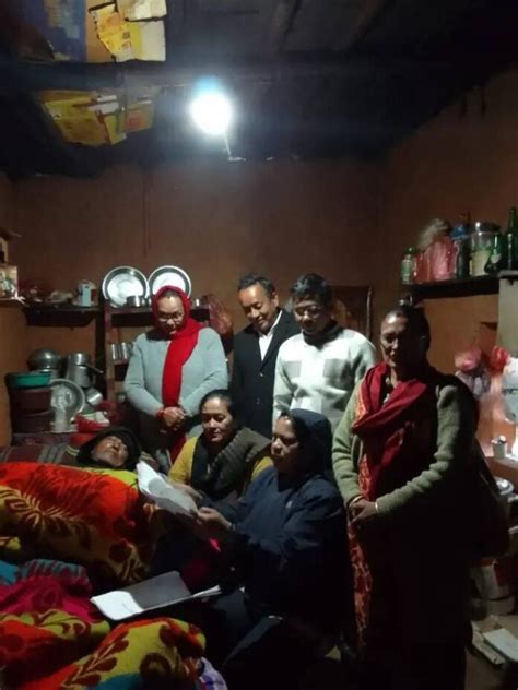 अर्घाखाँची घरमै गएर अपाङ्गता परिचय पत्र वितरण