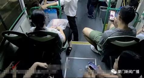 网传厦门公交车上出现男子偷拍被女乘客用矿泉水瓶砸？