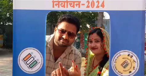 विदाई से पहले वोट देने पहुंची दुल्हन वोटर ने लीं सेल्फी खिंचवाई